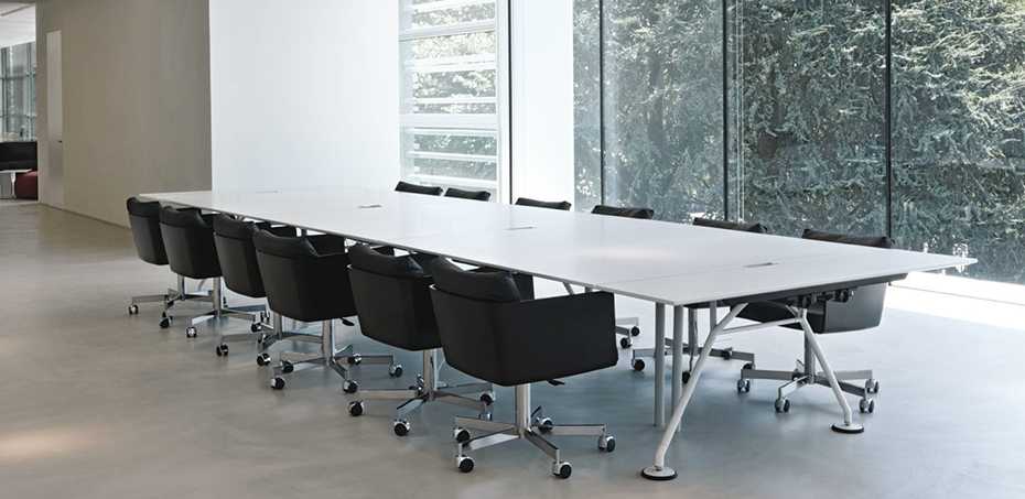 Tavolo riunioni design Nomos di Tecno, designer Norman Foster